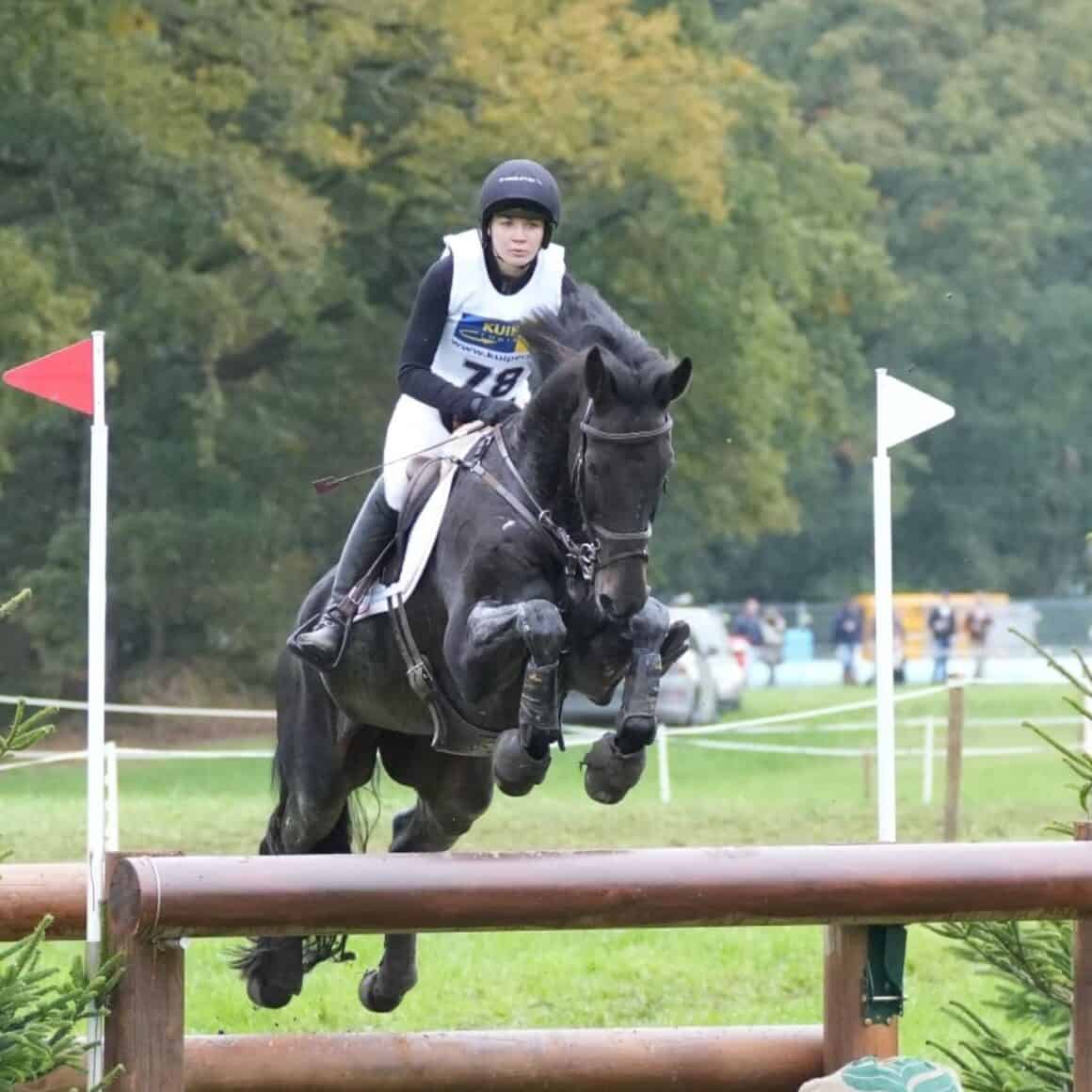 Ungarn: Lena Binder gewinnt U25-Grand-Prix - Equestrian Worldwide ...